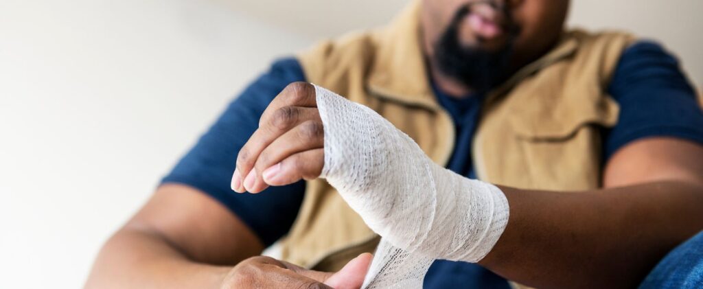 Funcionário pode trabalhar machucado? Quais as consequências?